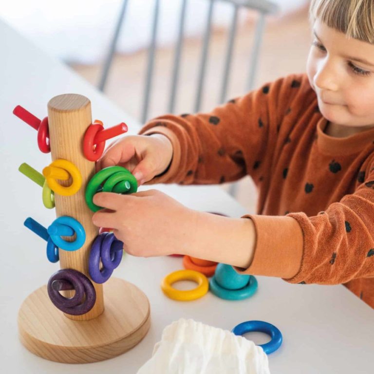 Rainbow sorting helper for rings - Grimm's - Teia Education & Play