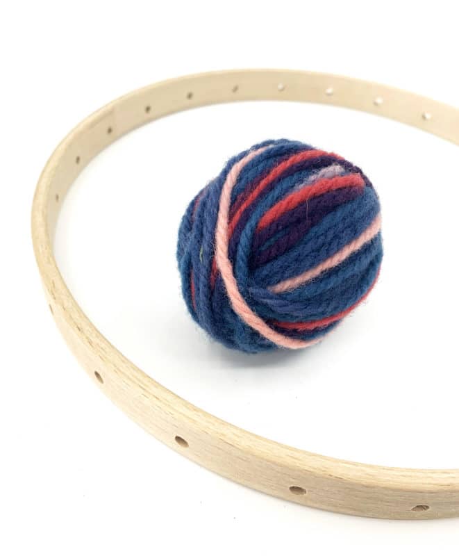 Wooden round weaving frame with organic wool yarn - Filges